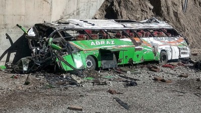 35 lives lost in 2 Pakistan bus crashes hours apart | arabtimes