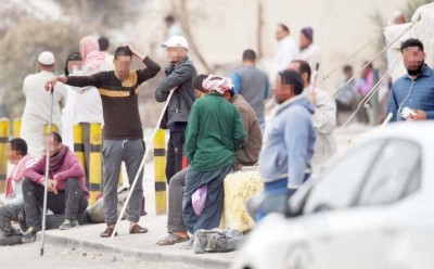 Marginal workers dodge security checkpoint | arabtimes