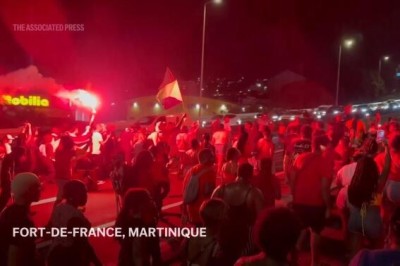 Nearly a dozen police injured in fresh protests in Martinique | arabtimes