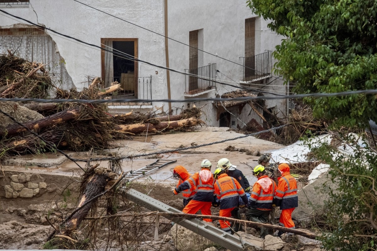 63 people die in devastating flash floods in eastern Spain | arabtimes