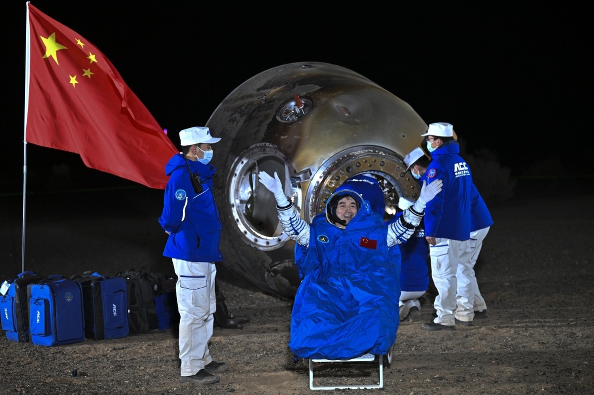 China space station crew returns to Earth after 6 months in space ...