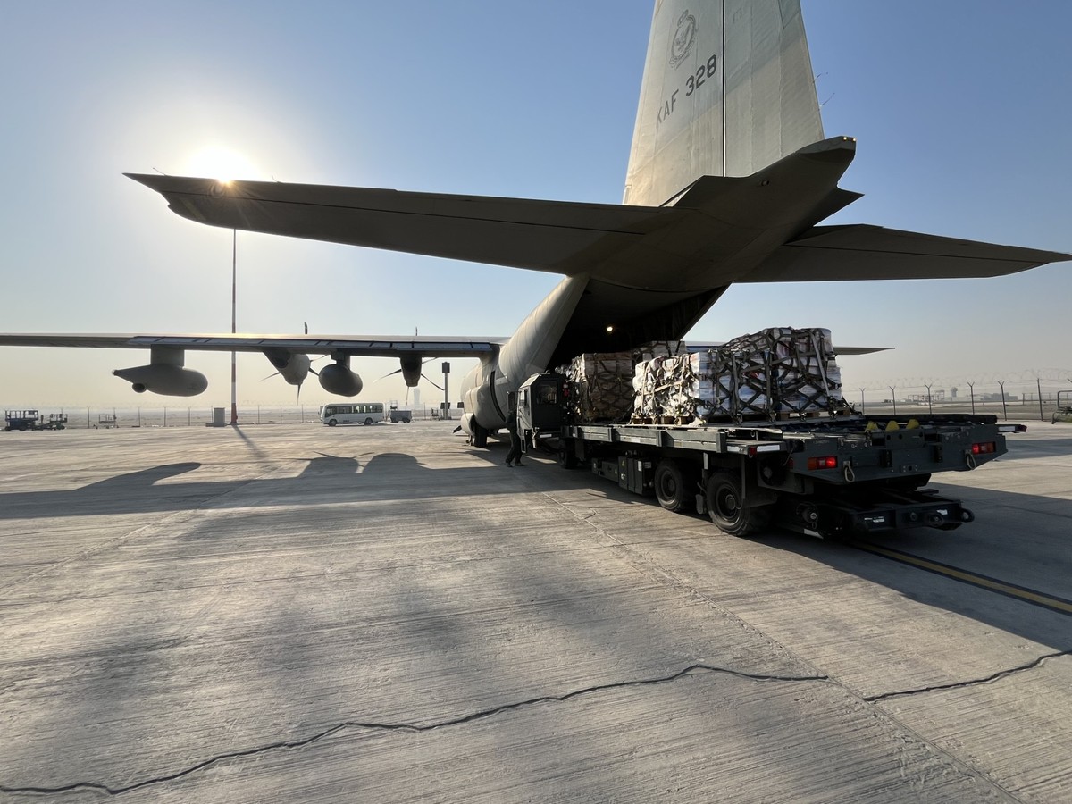 Kuwait's tenth relief flight departs to Lebanon with 9 tons of food aid ...