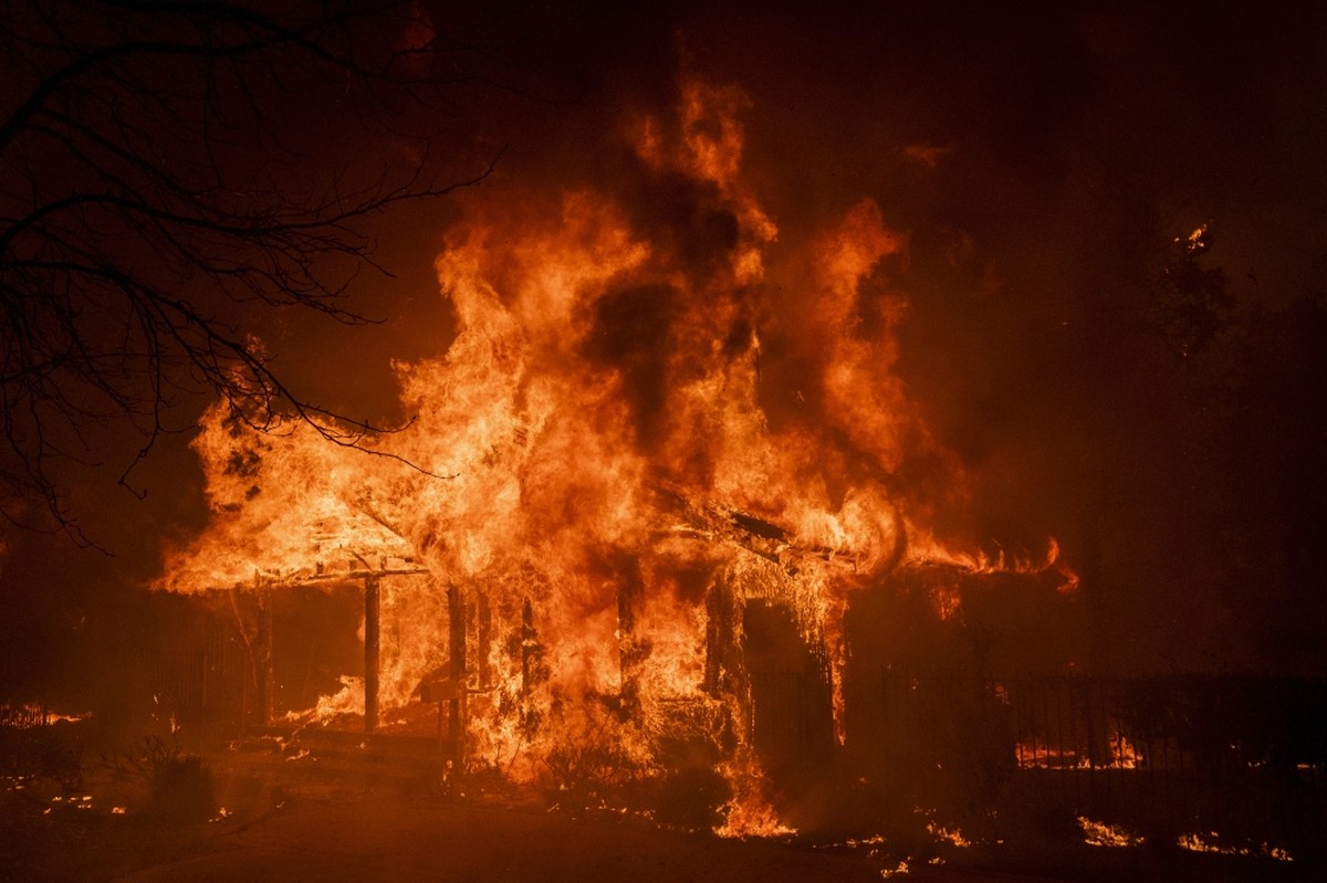 Fast-moving fire threatens Hollywood Boulevard and LA’s iconic ...