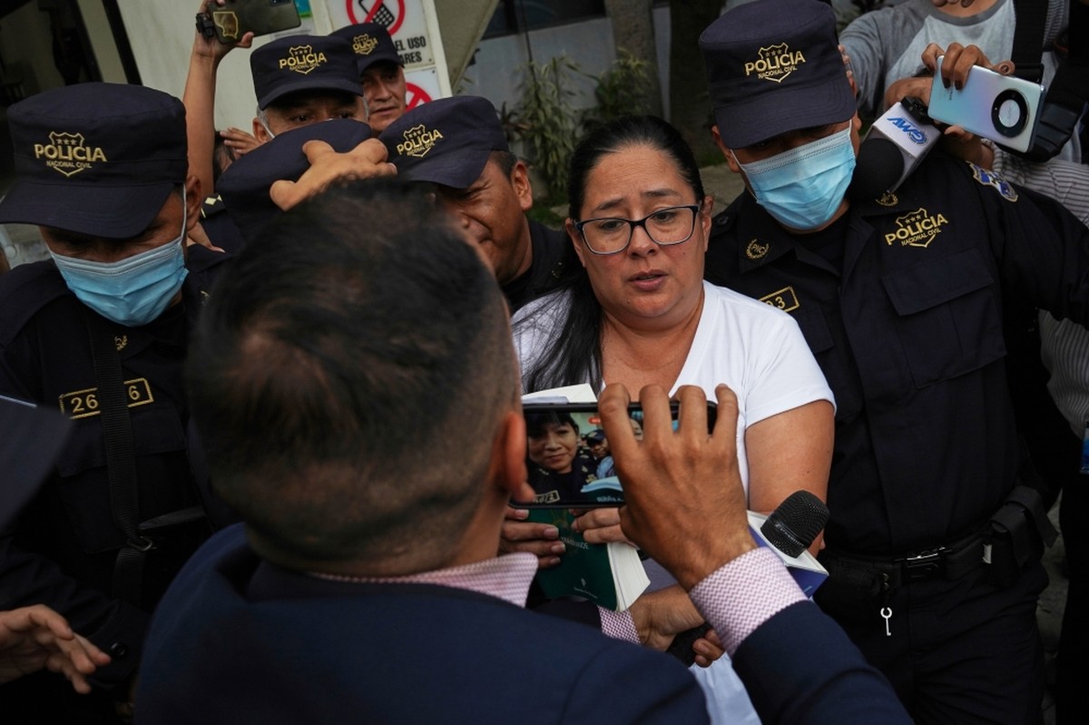 Judge orders El Salvador human rights lawyer jailed for 6 months ...