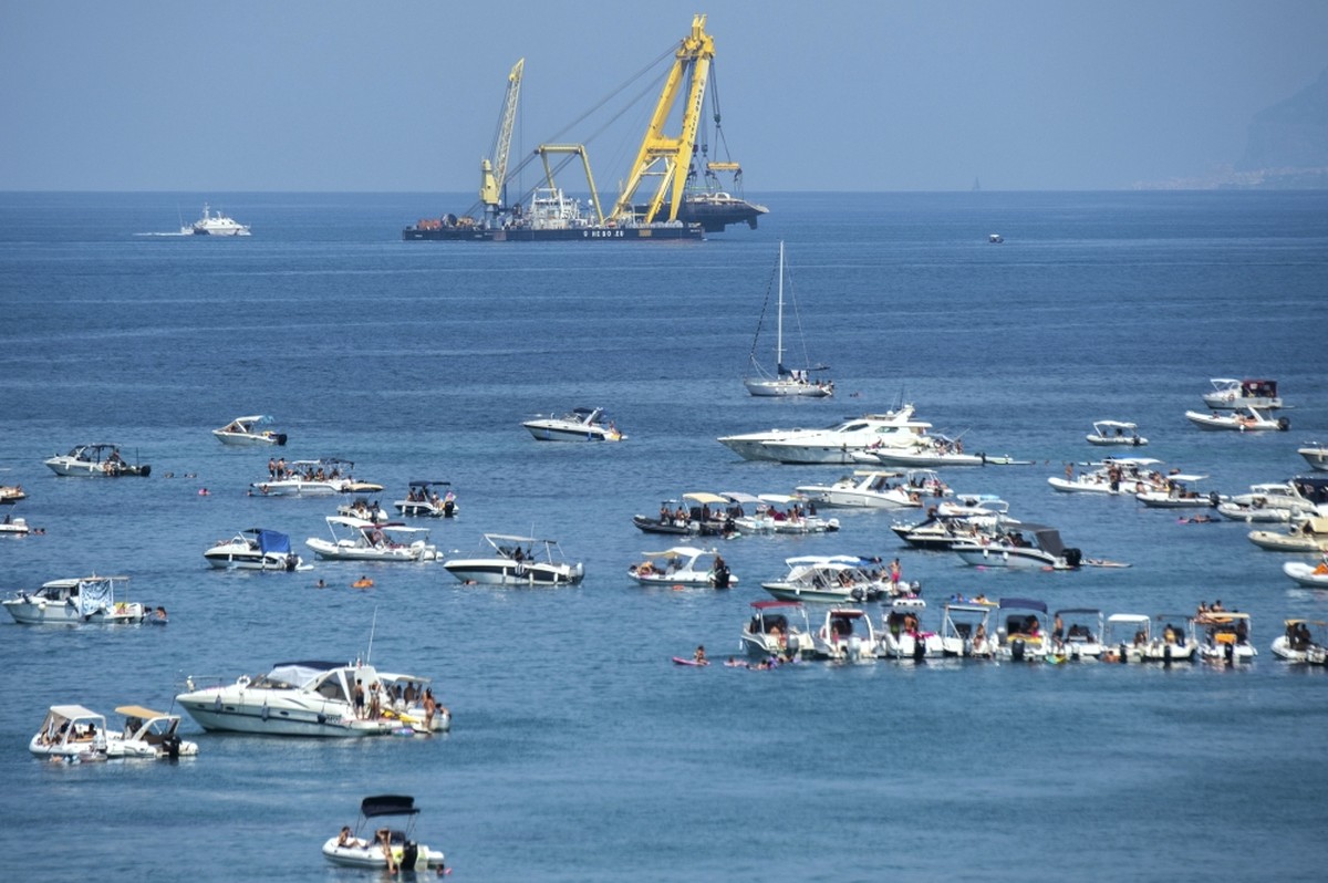 Bayesian superyacht completes its final journey to Sicilian port ...