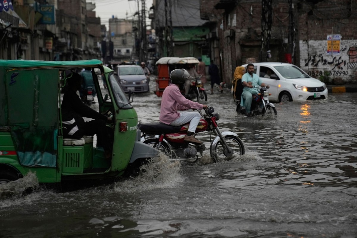 Week of heavy rains and floods across Pakistan kills 46 people | arabtimes