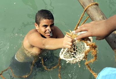 Kuwaiti scholar highlights courage of Gulf pearl divers in a unique ...