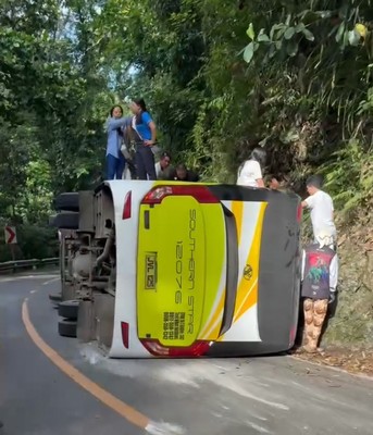 15 injured as passenger bus overturns in central Philippines | arabtimes