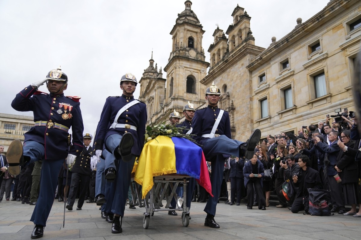 Colombians bid farewell to presidential hopeful Uribe after shooting at ...