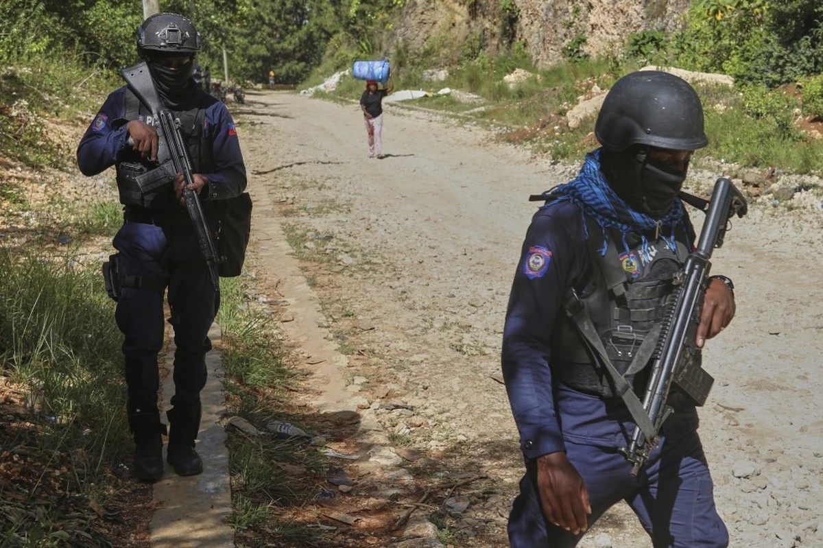 Gang attack on armored vehicle in Haiti leaves 2 police officers ...