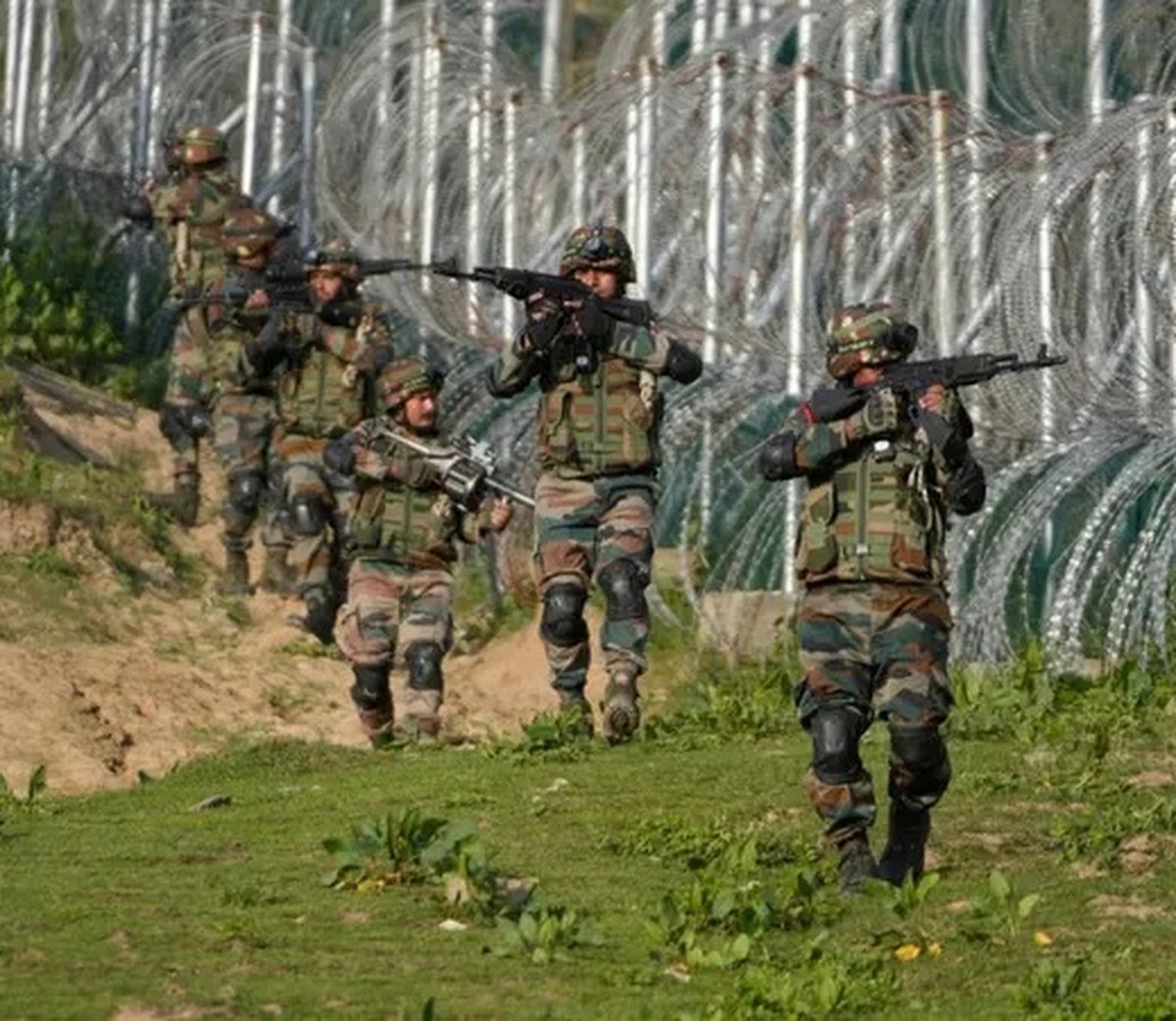 Indian security forces gun down 3 armed rebels | arabtimes