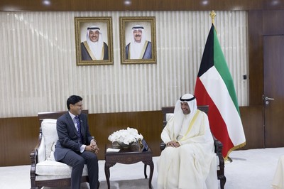 New ambassadors of UK, Ukraine present credentials to Kuwait FM | arabtimes