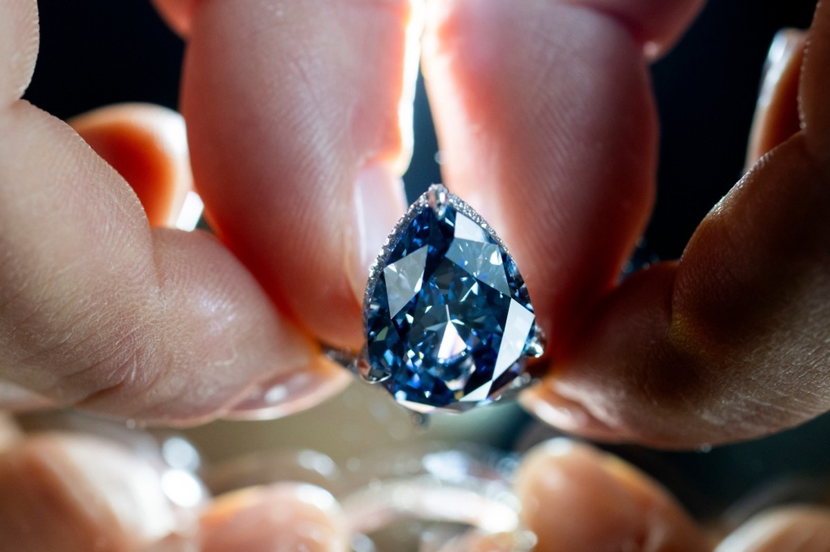 'Mellon Blue' diamond sells for $25.6 million at Swiss auction | arabtimes