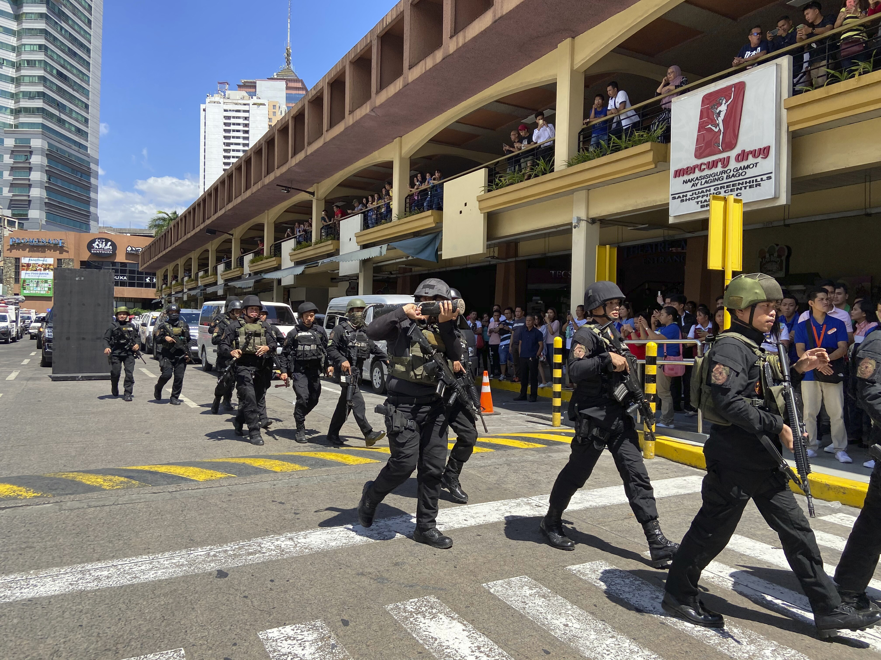 Filipino police ring Manila mall after gunman takes hostages | arabtimes