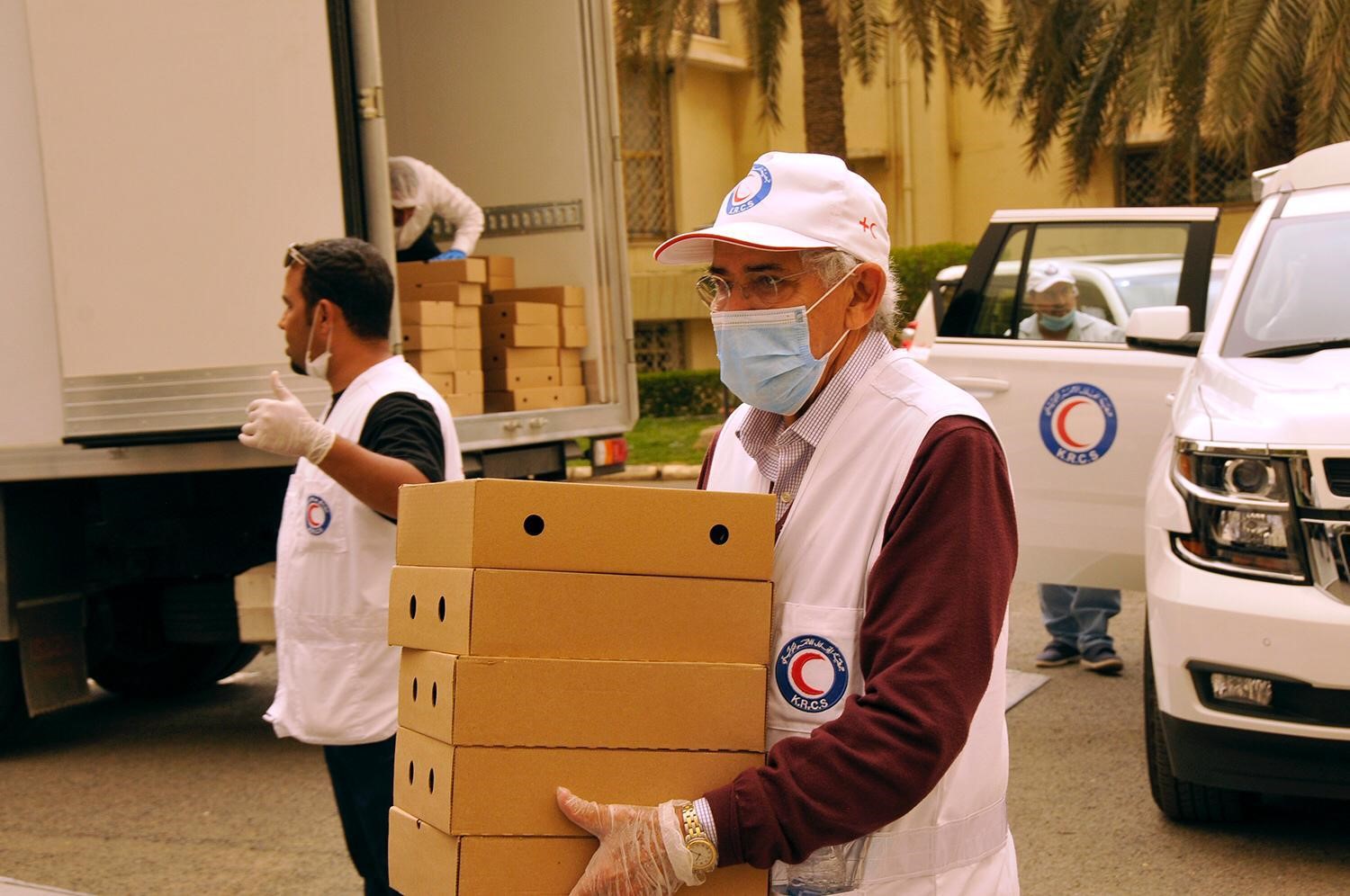 KRCS provides food to poor in Kuwait during Ramadan | arabtimes