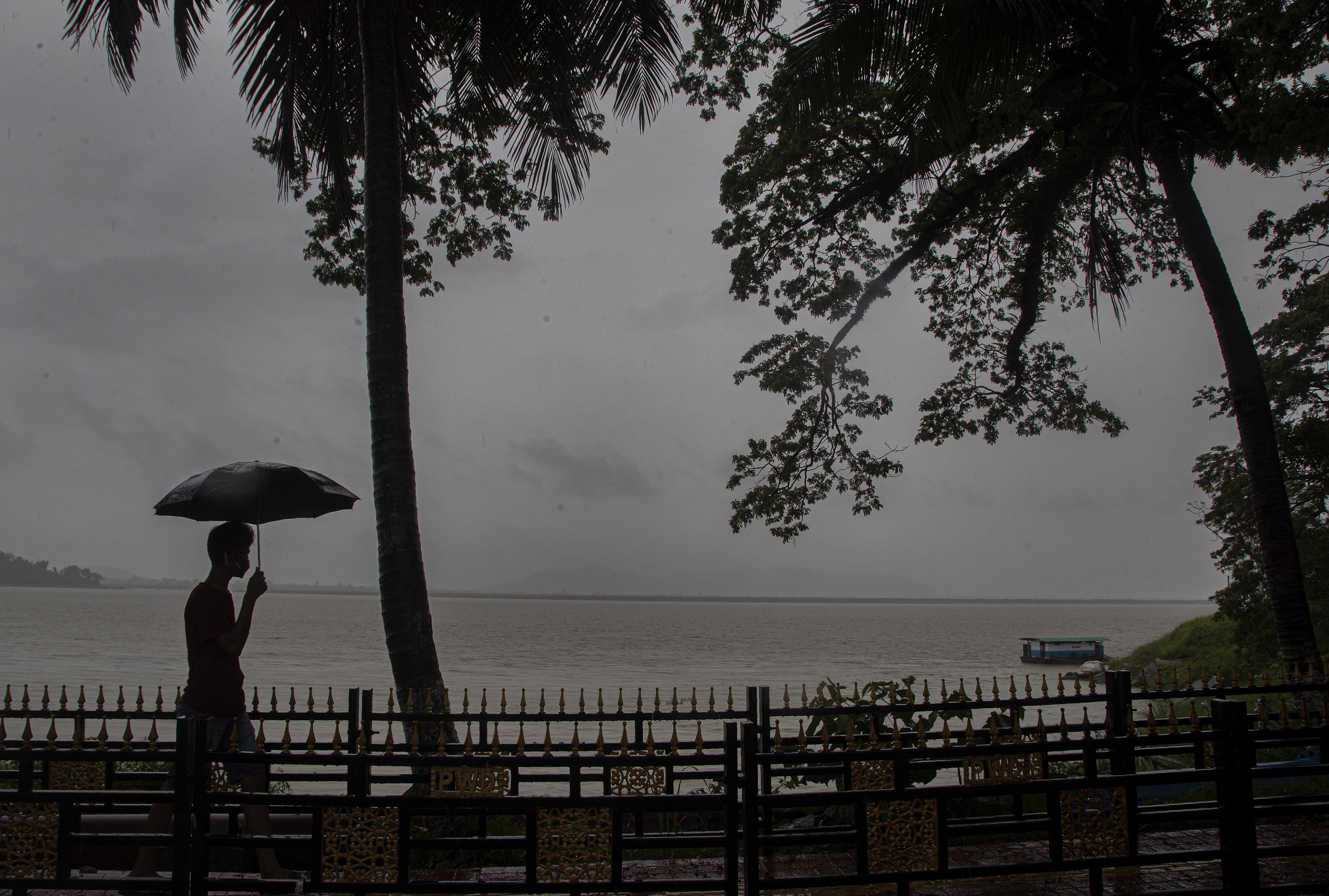 Recovery begins after storm ravages India, Bangladesh coast | arabtimes