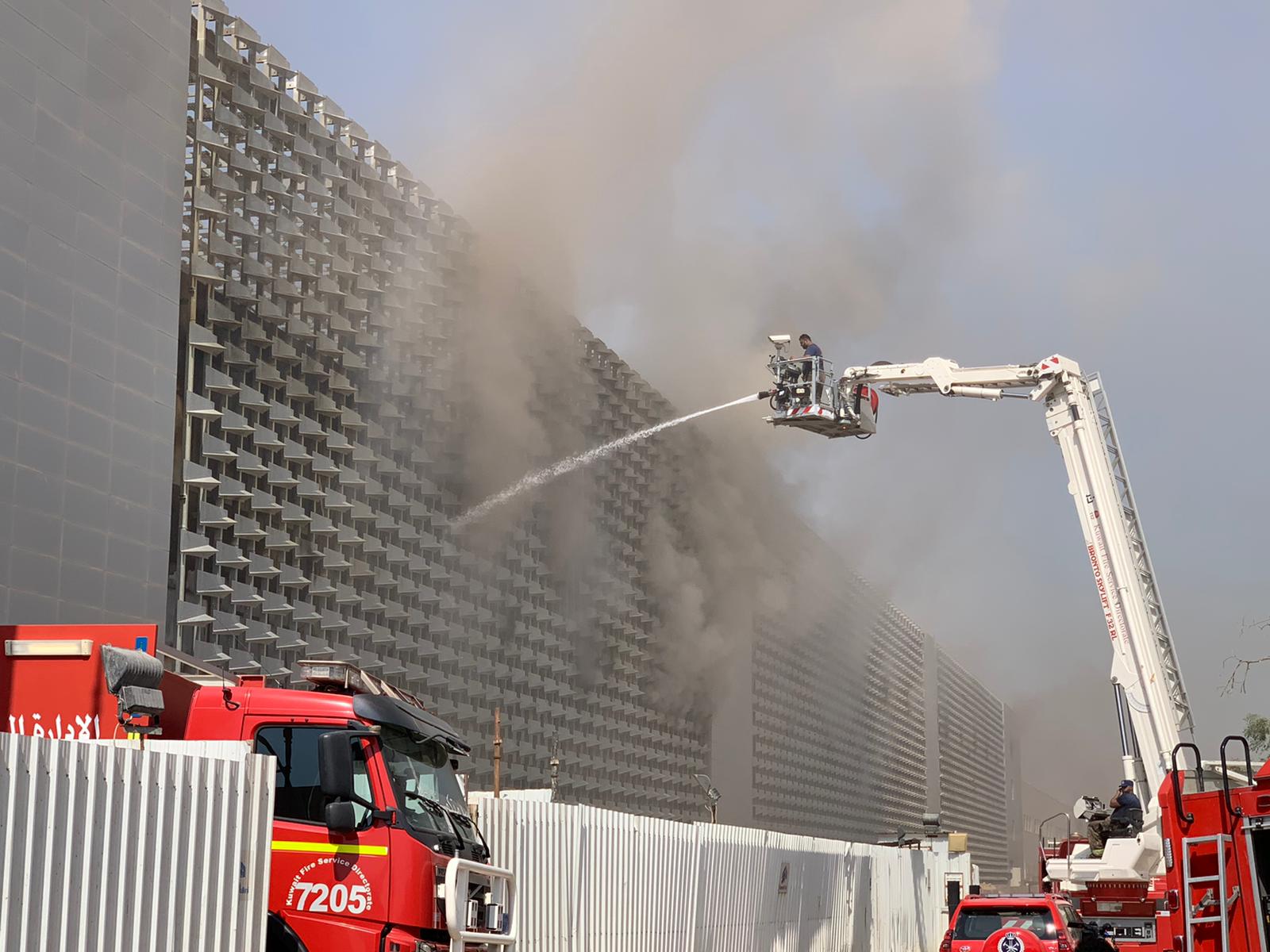 Kuwait firefighters battle fiery fire | arabtimes