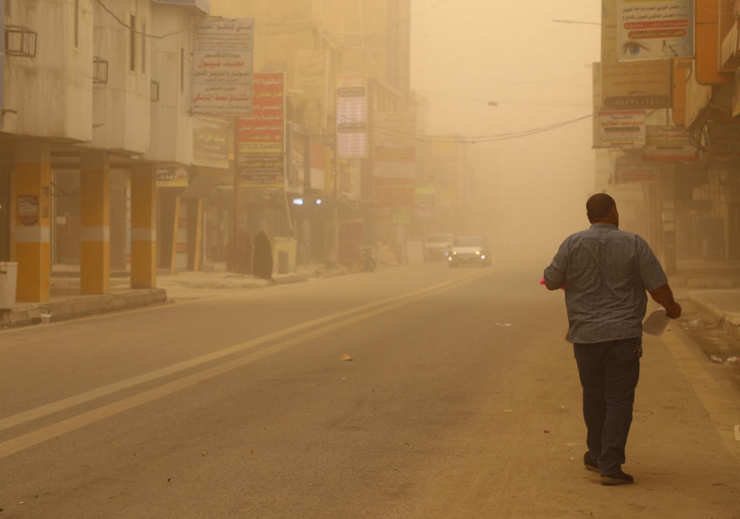 Iraq halts air traffic tomorrow as dust storm inches | arabtimes