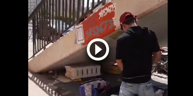 Expat cooking food under pedestrian bridge | arabtimes