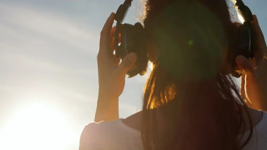 Teachers begin using headphones to catch cheating students | arabtimes