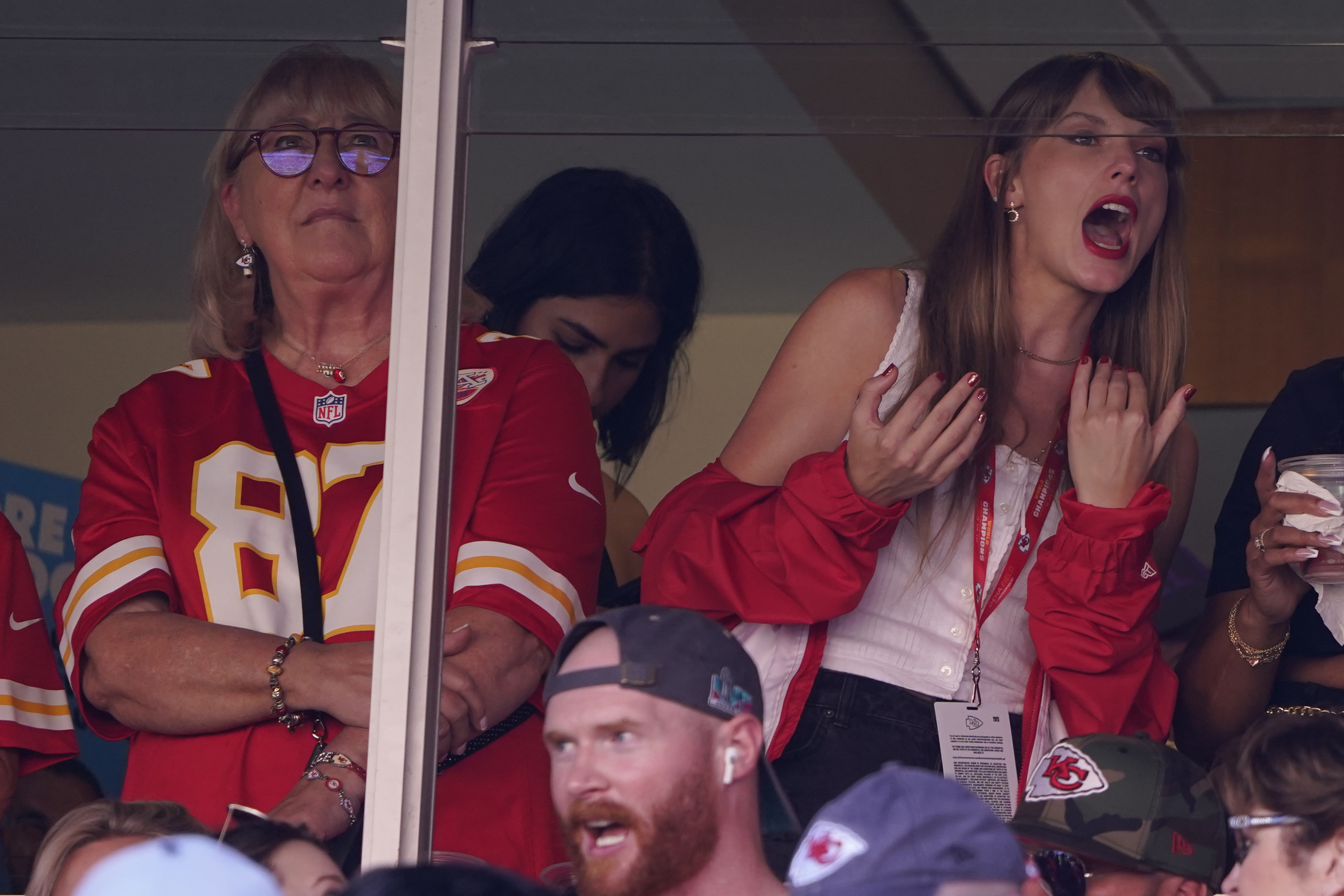 Taylor swift turns out to see Travis Kelce, Kansas City Chiefs play ...