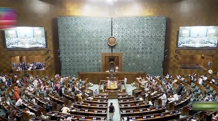 5 MPs in India suspended for remainder of Parliament sessions | arabtimes