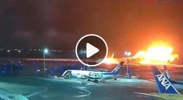 Japanese plane catches fire on runway of Haneda airport | arabtimes