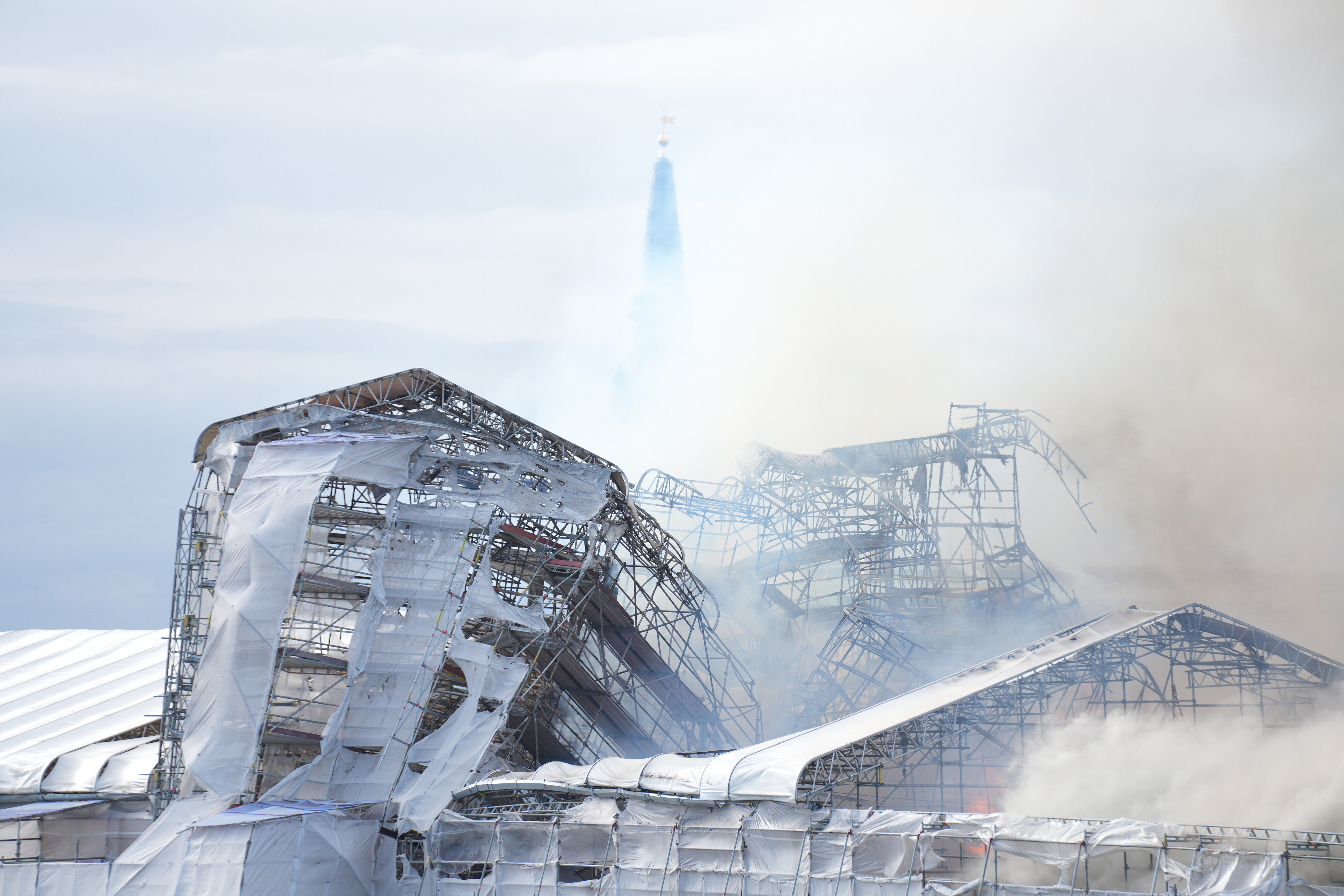 Fire rages through the 17th-century old Stock Exchange in Copenhagen ...