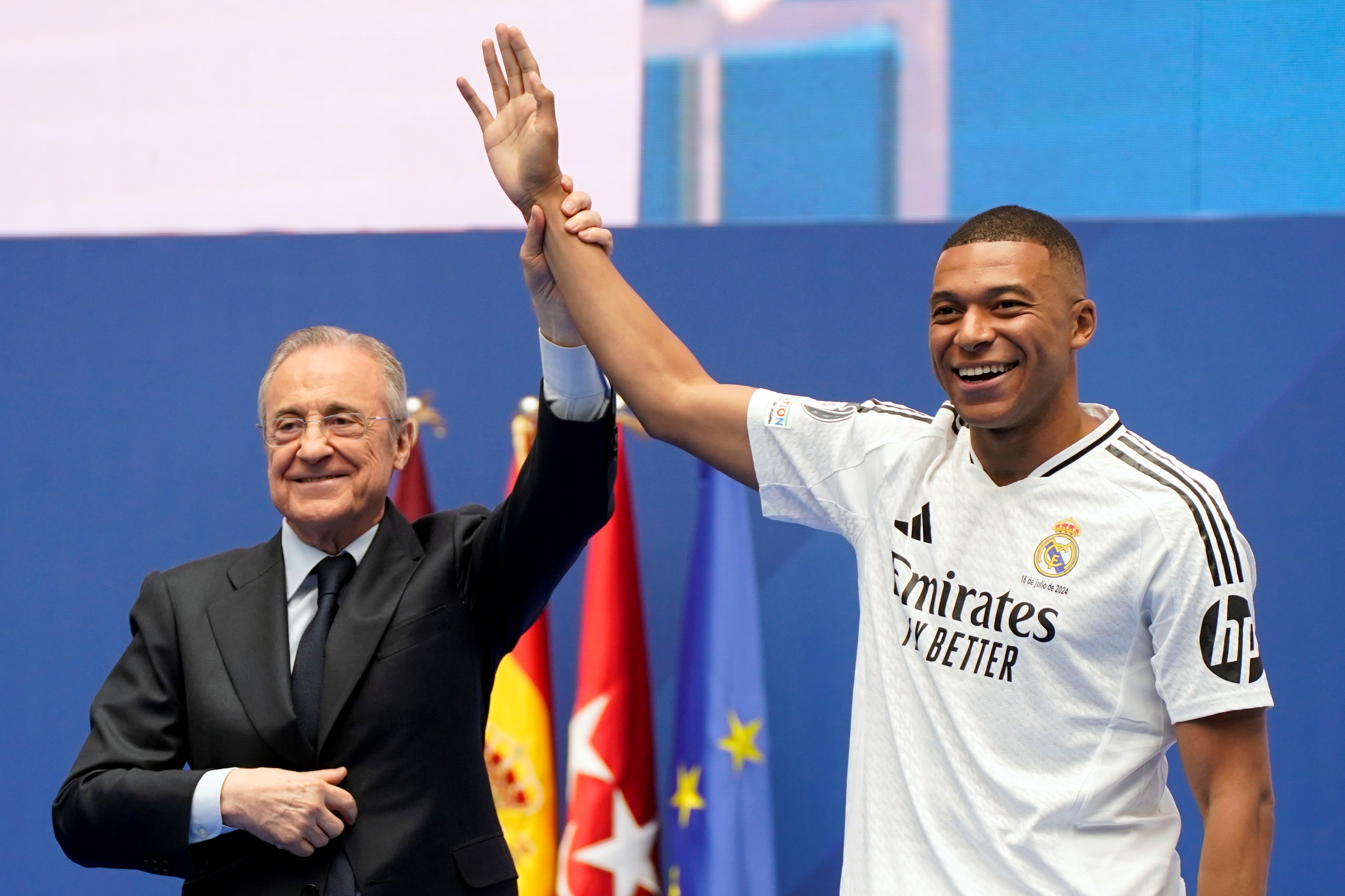 Mbappé welcomed by Real Madrid fans at the packed Santiago Bernabeu ...